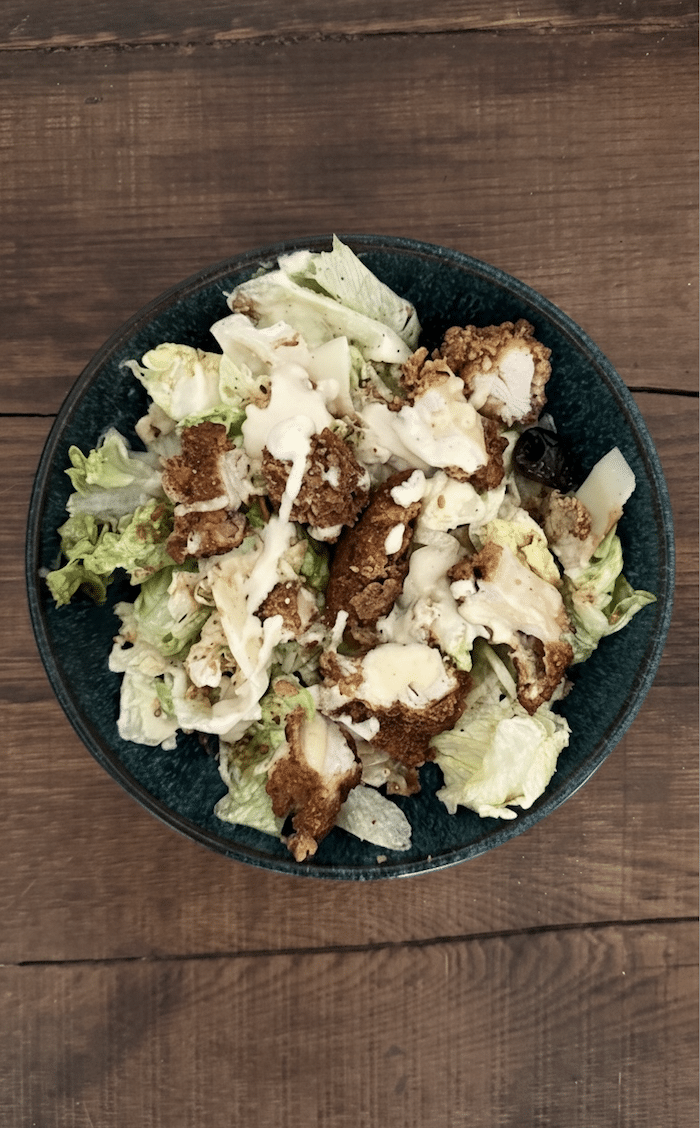 Salade César au poulet et bretzel croustillant